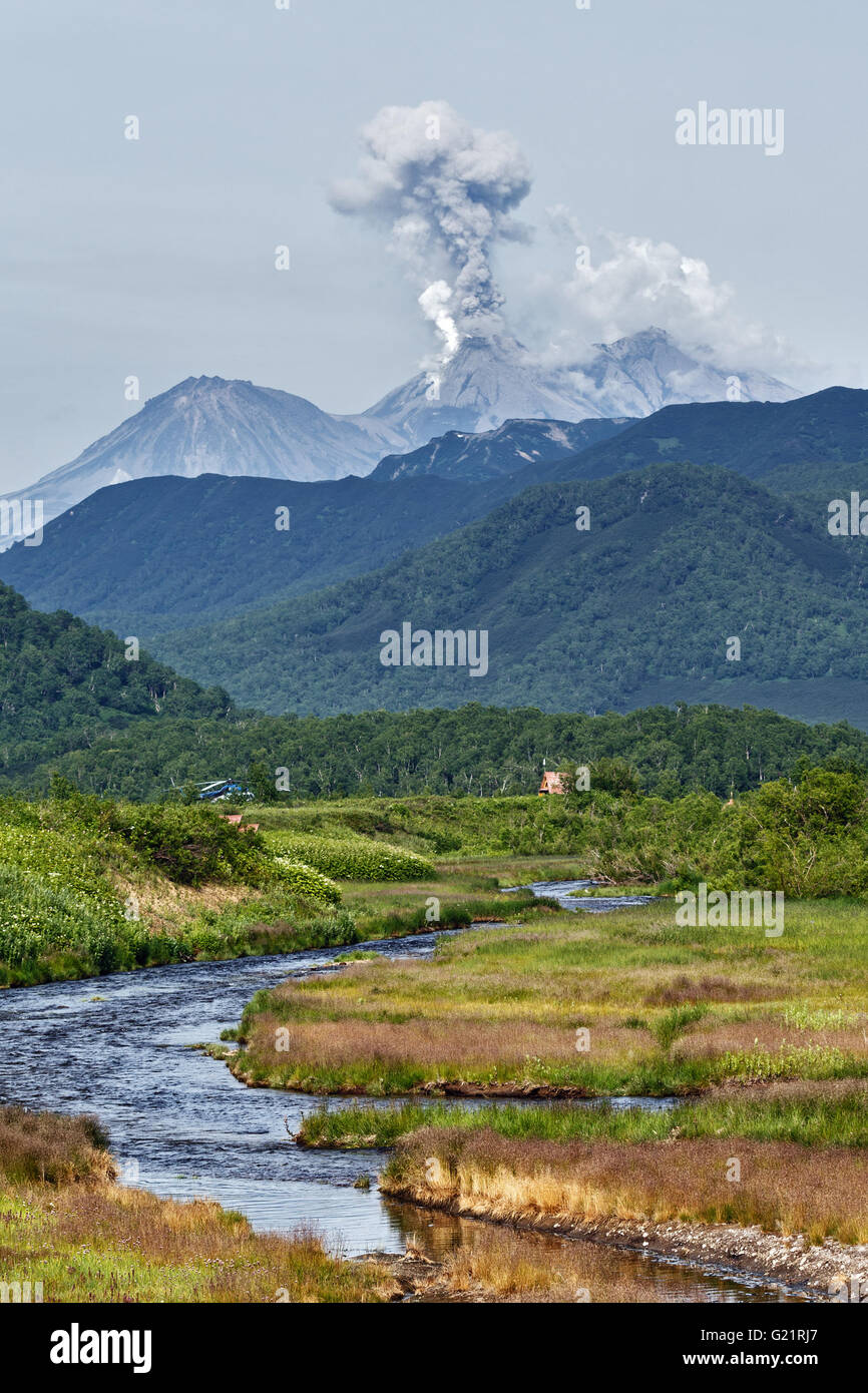 Paysage de la péninsule du Kamtchatka : voir l'éruption du volcan actif ...
