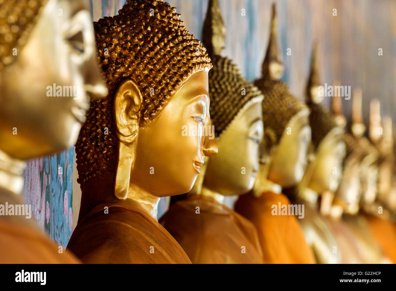 Anciennes statues de bouddha dans un temple Banque de photographies et d’images à haute ...