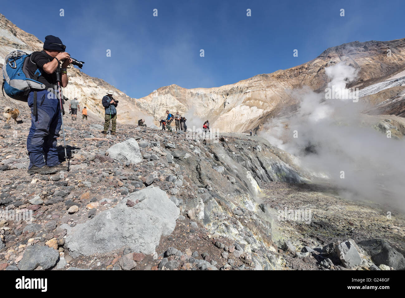 Les photographes du groupe prend une photo de paysage volcanique active ...