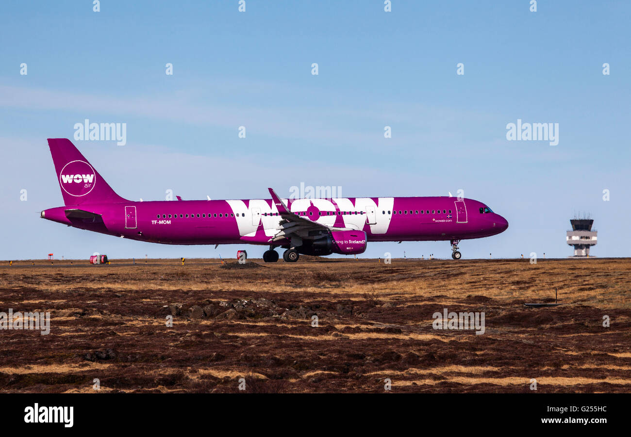 Wow airlines Banque de photographies et d’images à haute résolution - Alamy