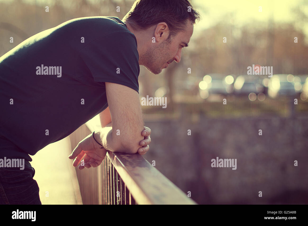 Man leaning Banque de photographies et d’images à haute résolution - Alamy