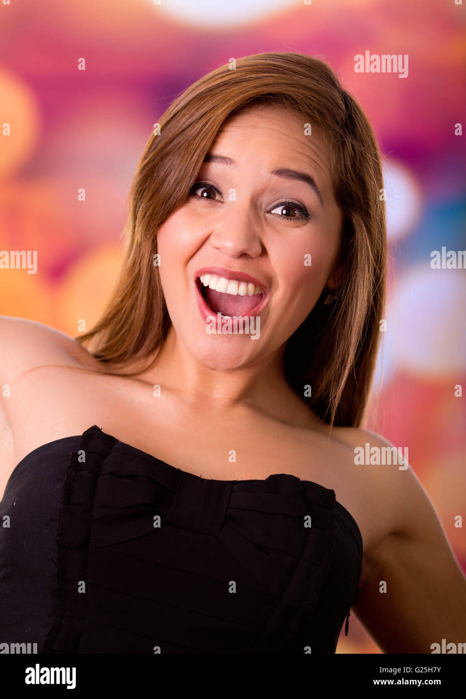 Femme criant et la célébration d'expression, des vêtements noirs à bras ...