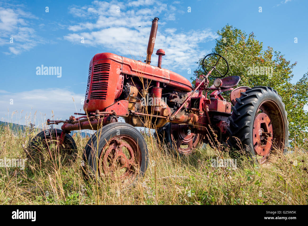 Tracteurs rouges vintage Banque de photographies et d’images à haute ...