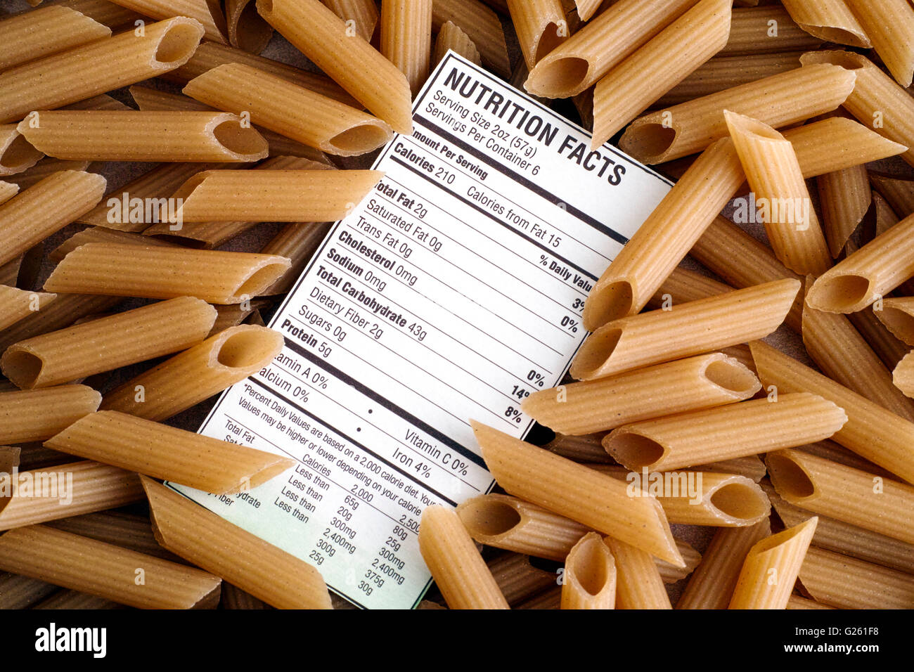 Le tableau de la valeur nutritive du riz brun et des pâtes Photo Stock ...
