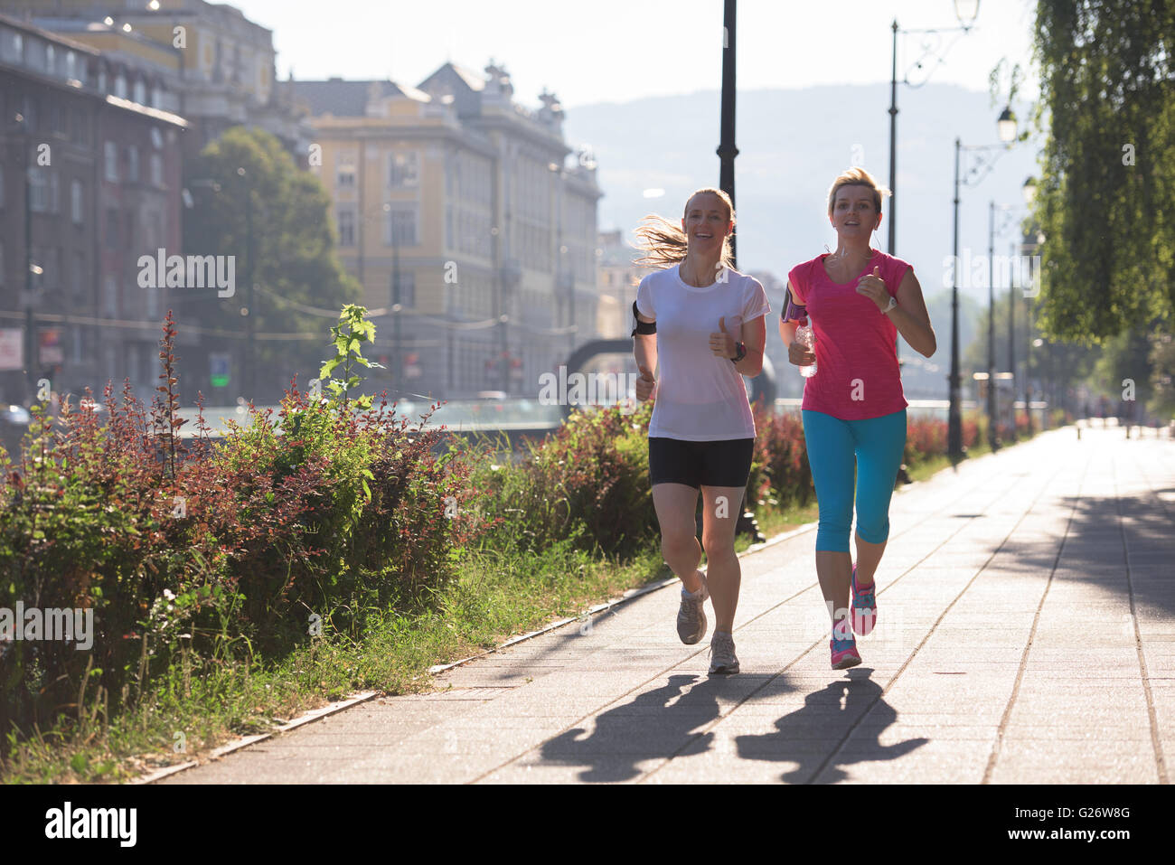 Deux femmes d'âge moyen ont jogging amis exercices du matin avec le ... Deux femmes d'âge moyen ont jogging amis exercices du matin avec le ...