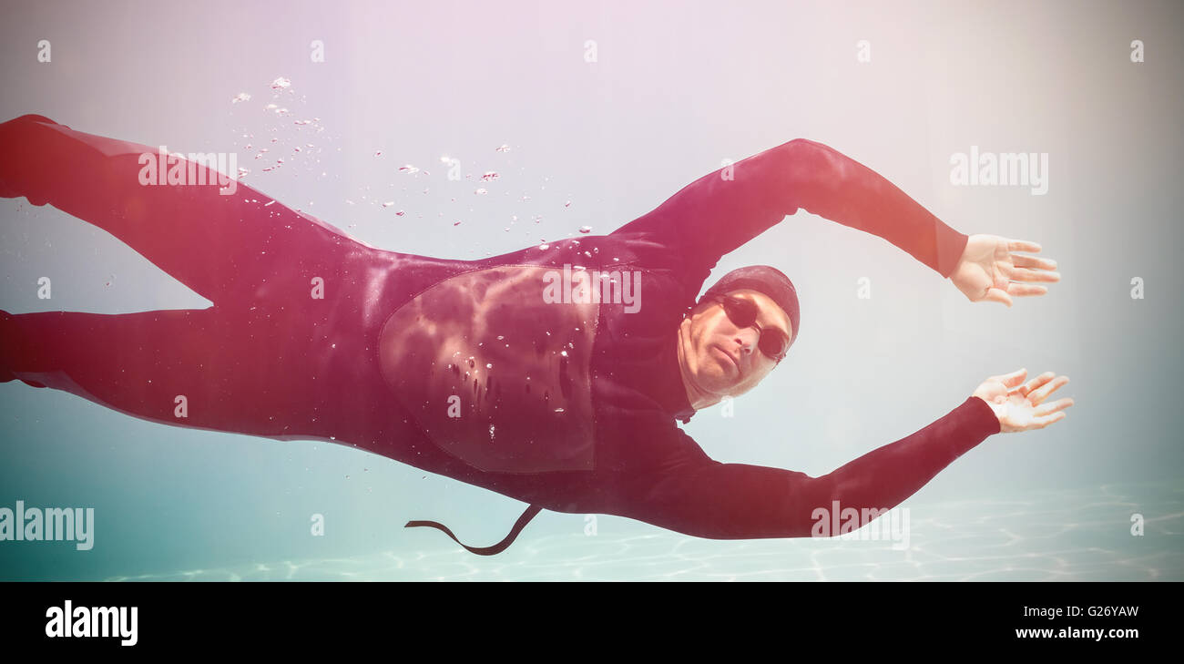 Jeune homme qui nage Banque de photographies et d’images à haute ...