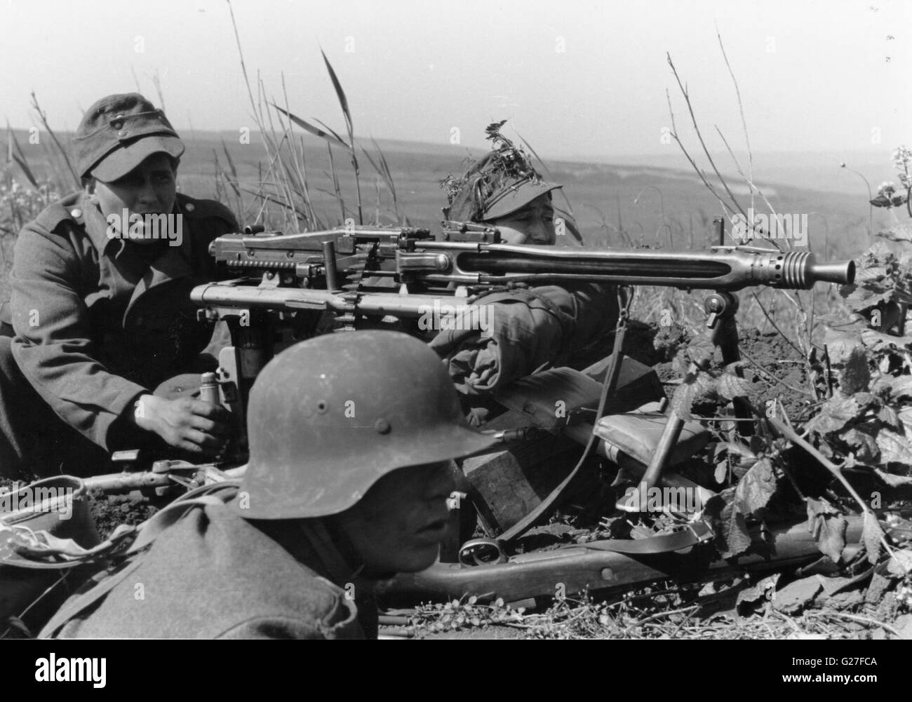 Soldats allemands avec une mitrailleuse MG42 sur le front de l'Est 1944 Photo Stock - Alamy