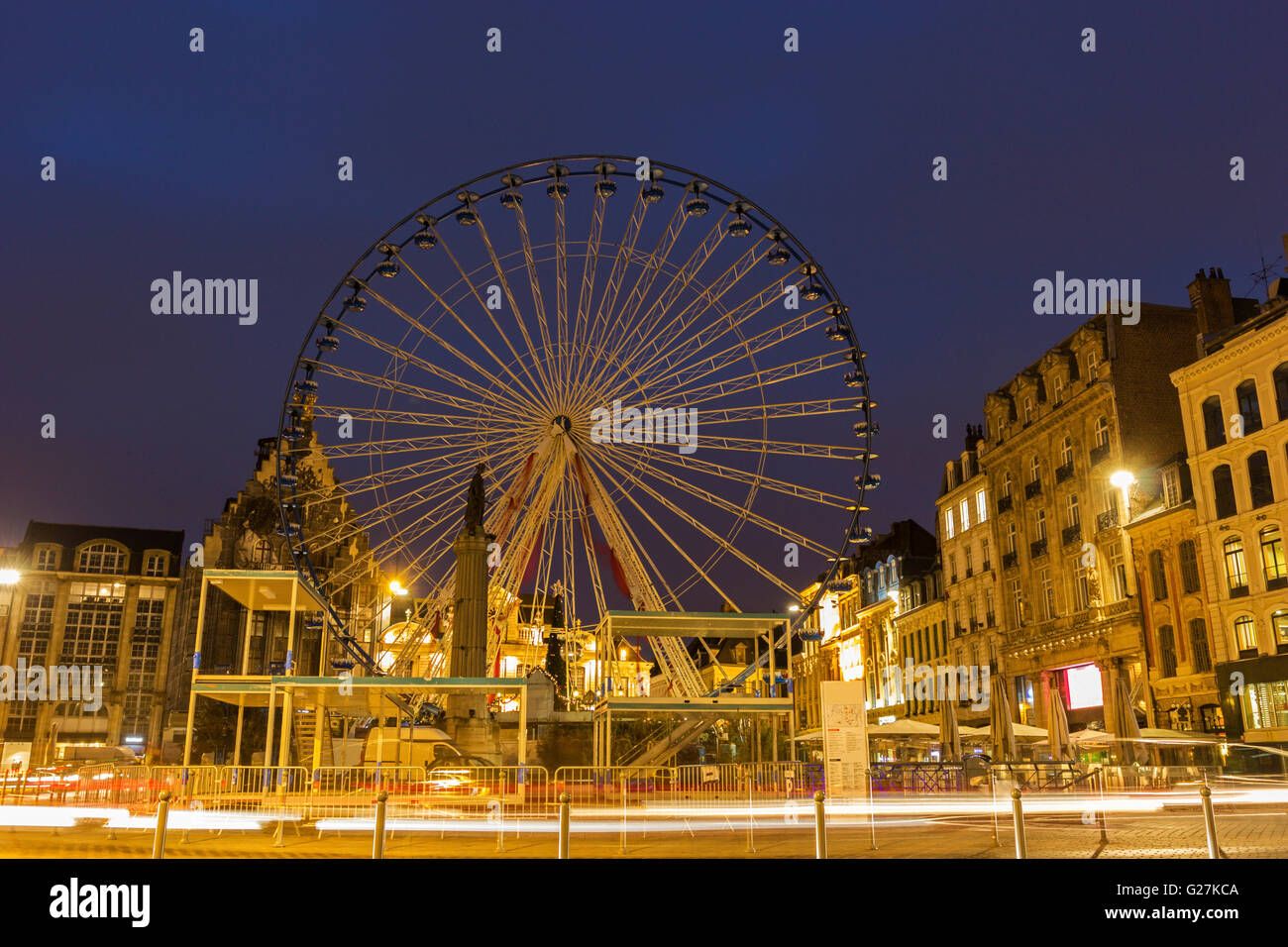 Grand place avec la colonne de la déesse à Lille en France durant les ...