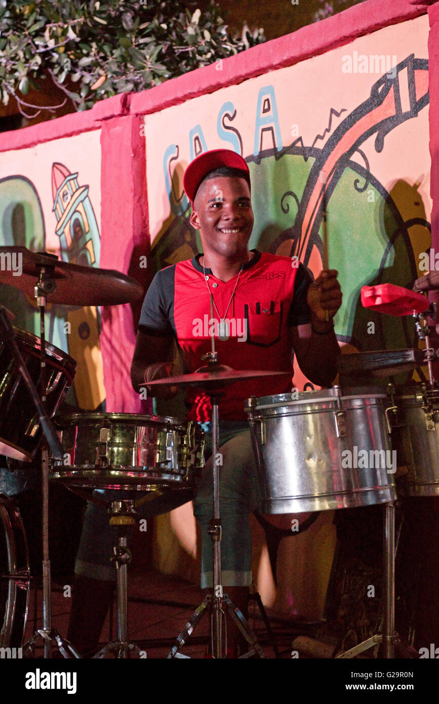 Des musiciens jouant de la musique salsa cubaine pour les habitants et ...