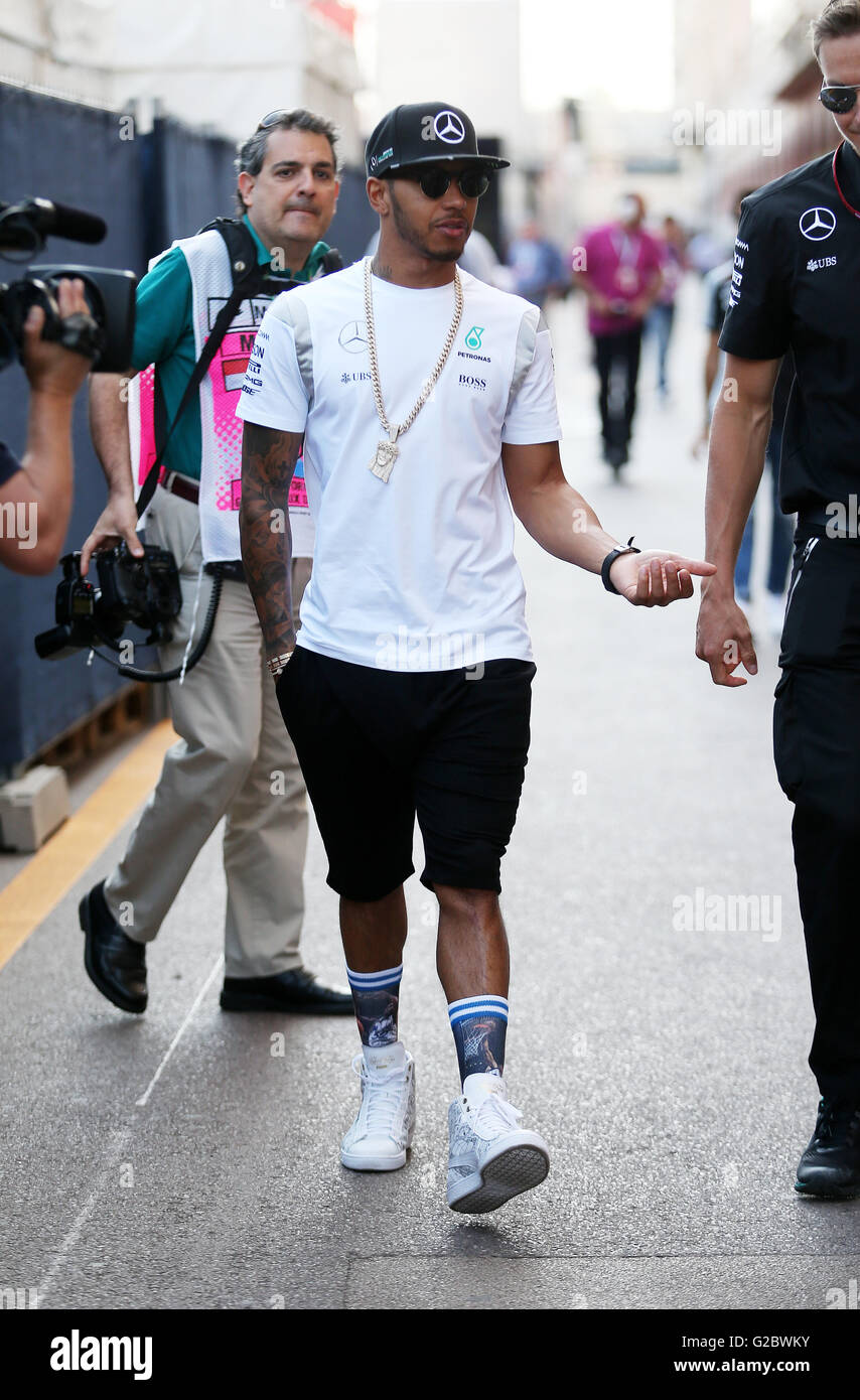 La Mercedes de Lewis Hamilton arrive dans le paddock avant de troisième ...