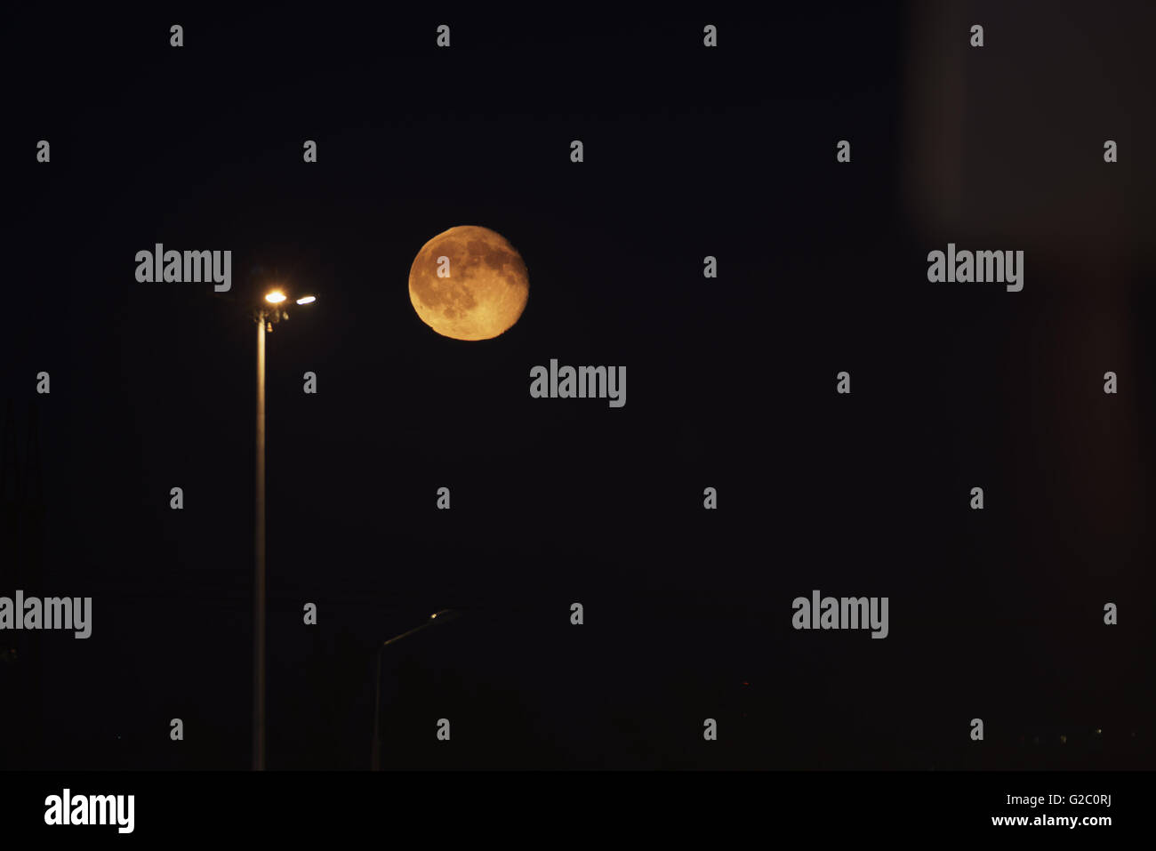 Lune orange Banque de photographies et d’images à haute résolution - Alamy