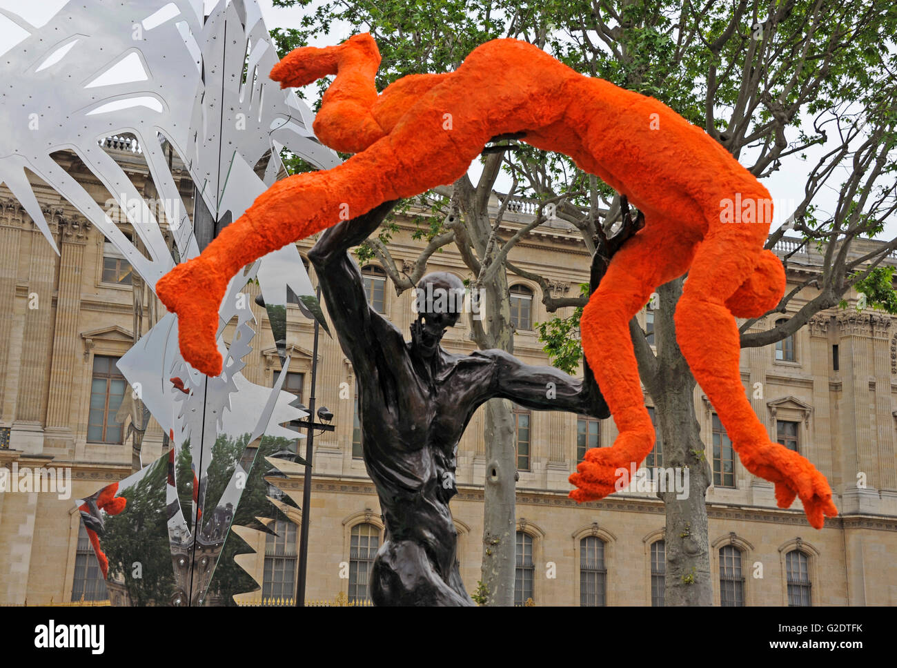 La Passerelle enchantee par Daniel Hourde, sculpteur passerelle Pont des Arts sur la Seine ...