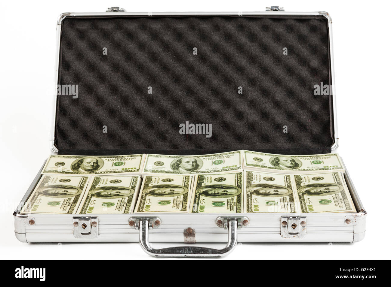 Metal mallette pleine de billets dollar isolé sur fond blanc Photo ...