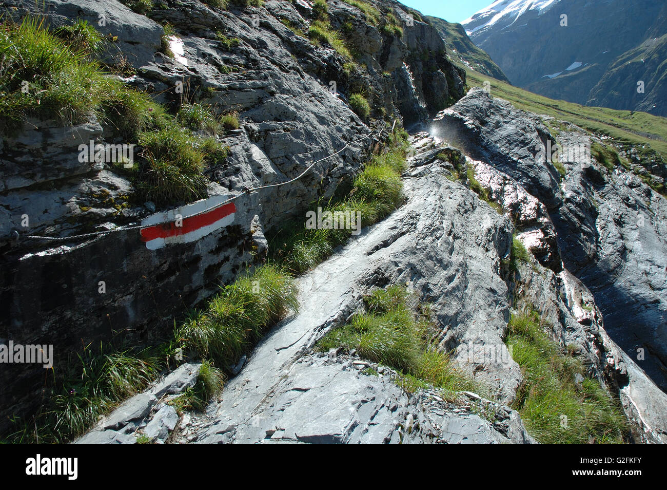Panneau rouge et câble en acier sur sentier rocheux à partir de ...
