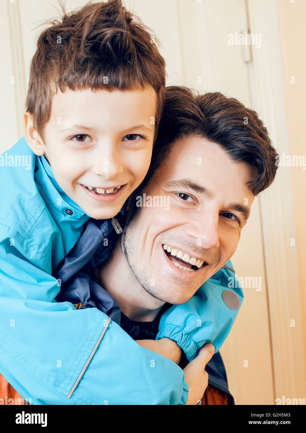 Beau Jeune Père Avec Son Fils De Jouer à La Maison Le Style De Vie De