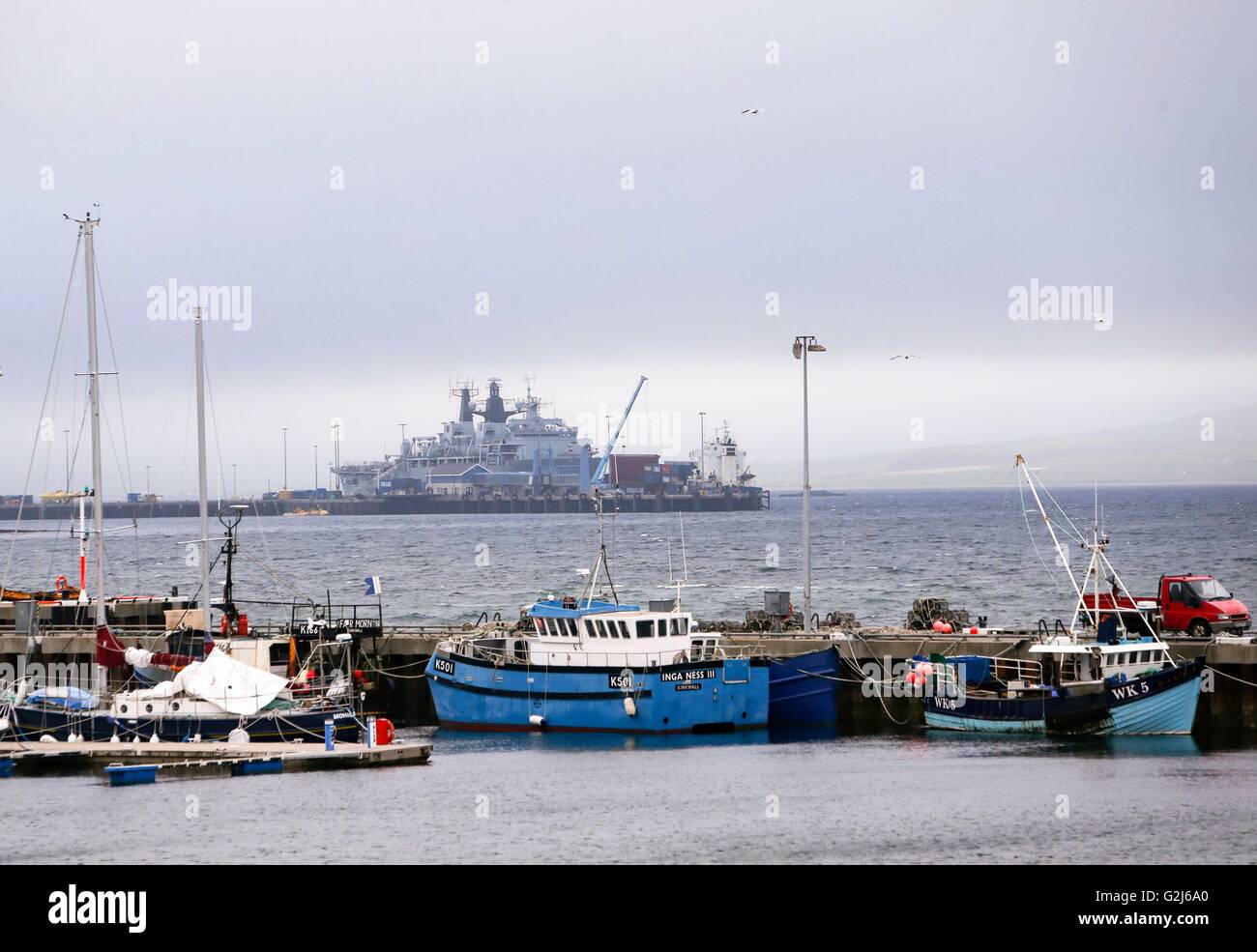 Le HMS pavois est amarré dans les Orcades, en Écosse, en amont d'une ...