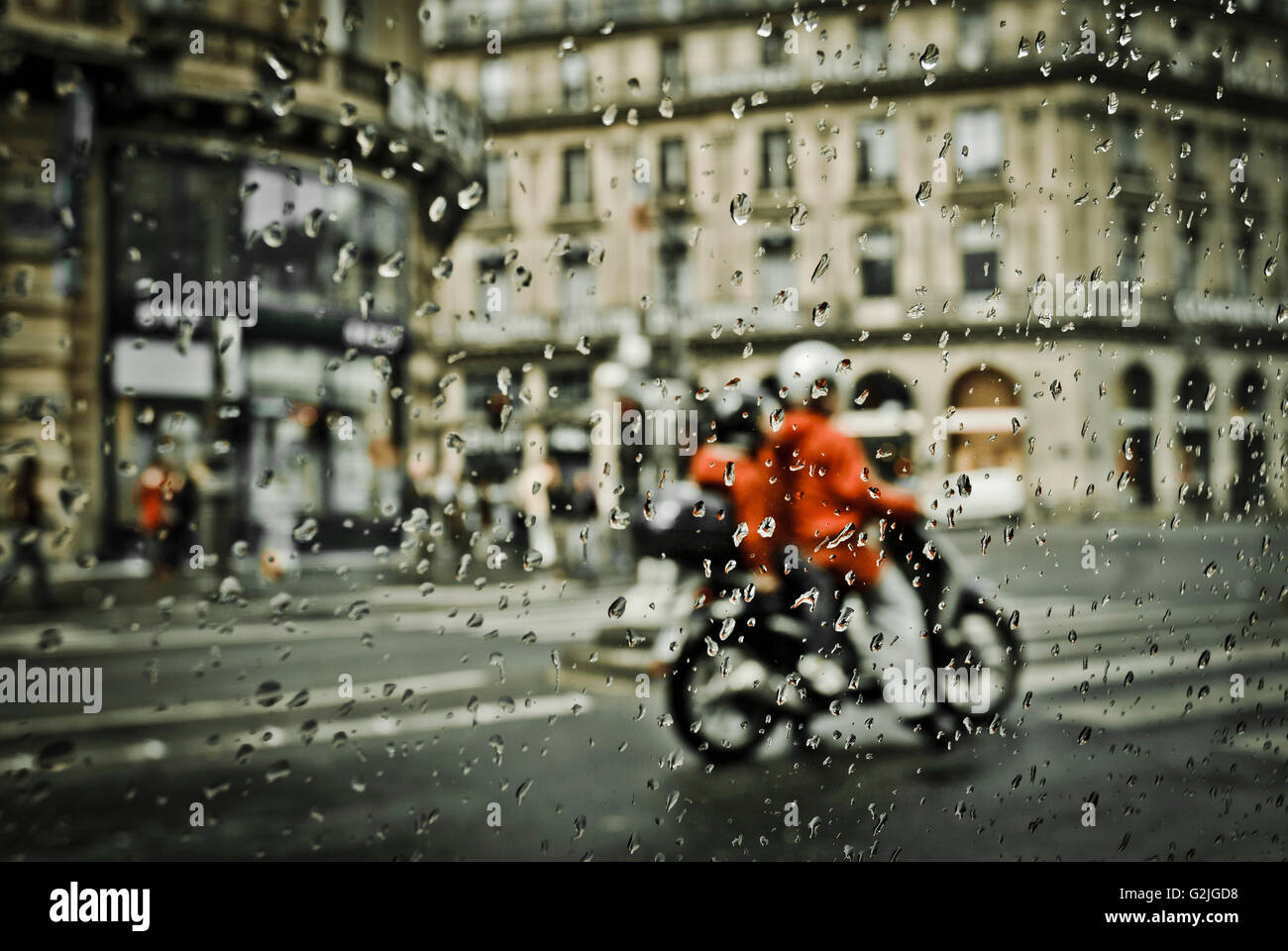 Rue de paris sous la pluie Banque de photographies et d’images à haute ...