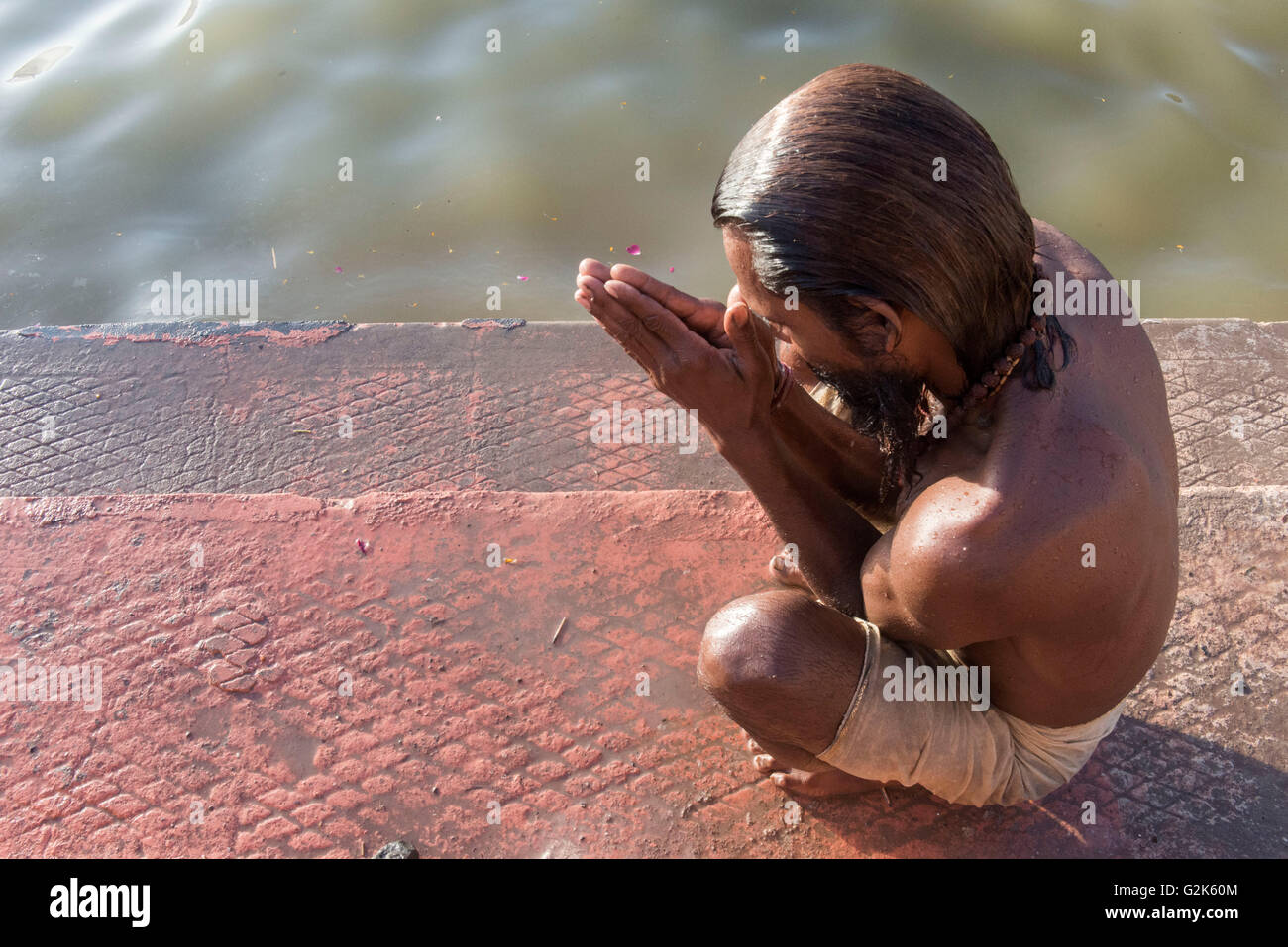 Sadhu priaient à la rivière Shipra Ghats, Shahi Snaan (Royal Immersion ...