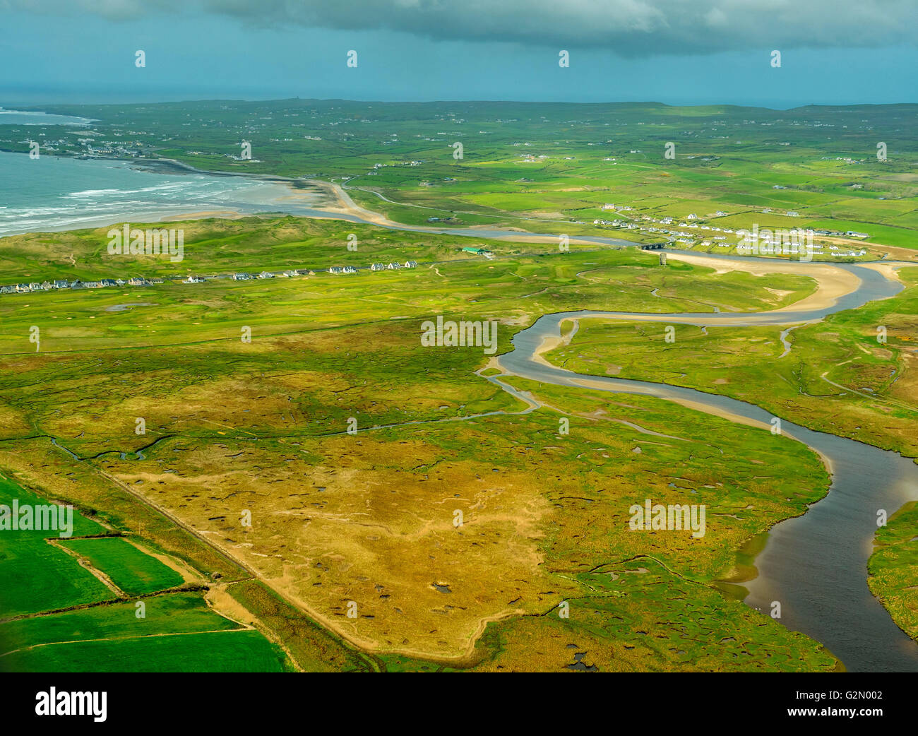 Vue aérienne de la rivière Inagh, serpente jusqu'à la mer, dans le ...