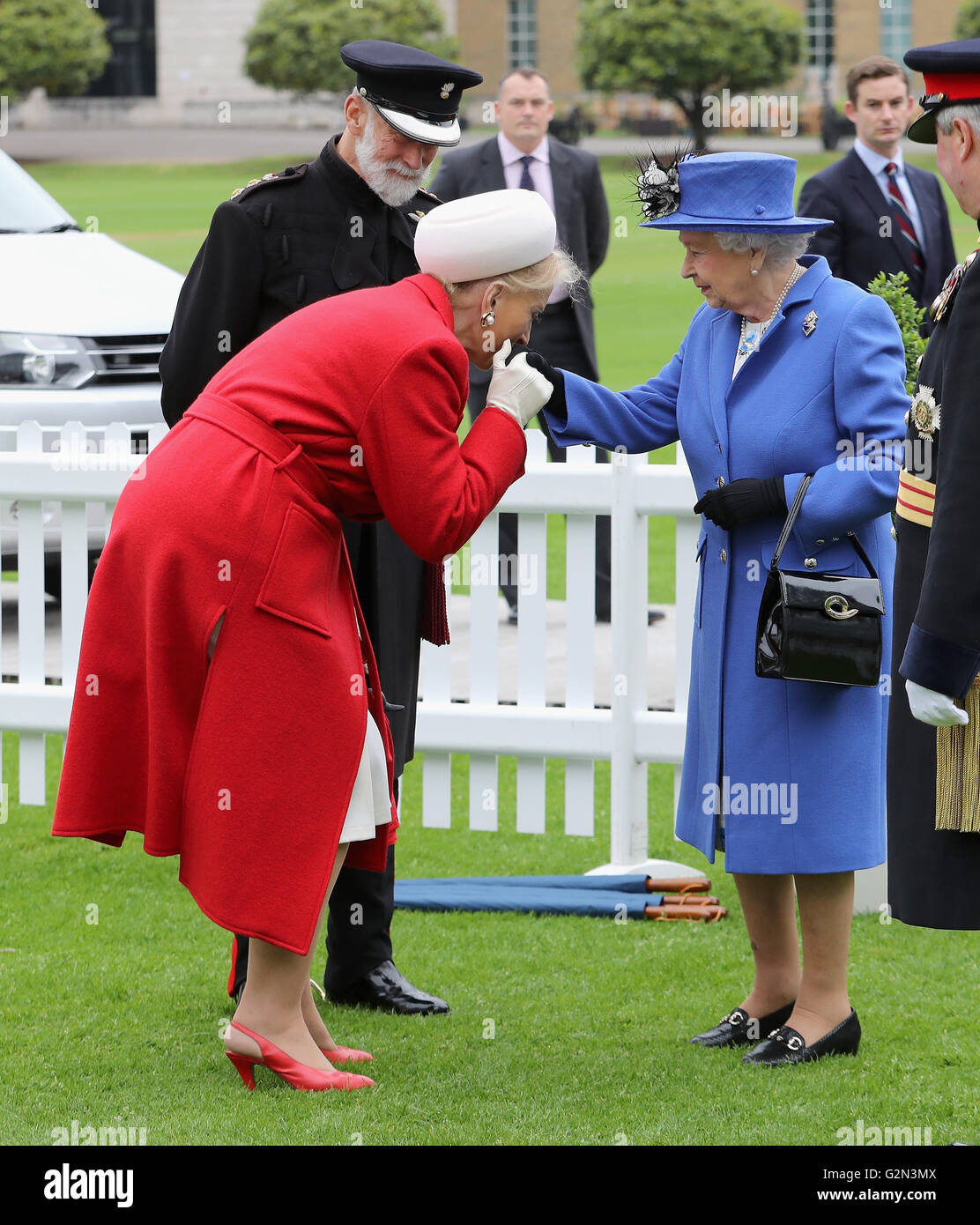 La reine Elizabeth II salue le Prince Michael de Kent et la princesse ...