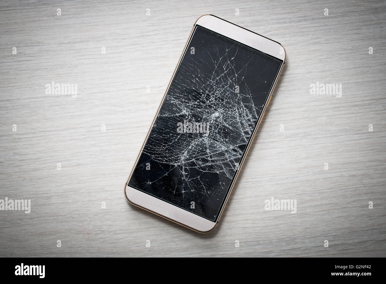 Téléphone mobile cassé moderne sur fond de bois Photo Stock - Alamy