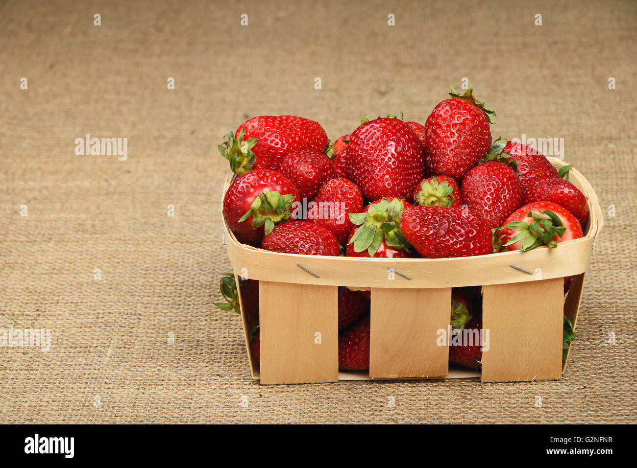 En bois, en osier panier plein de fruits rouges moelleux fraises d'été ...