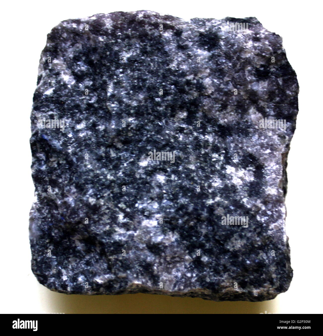 Un carré de gabbro, une roche plutonique mafique qui est sombre et l ...