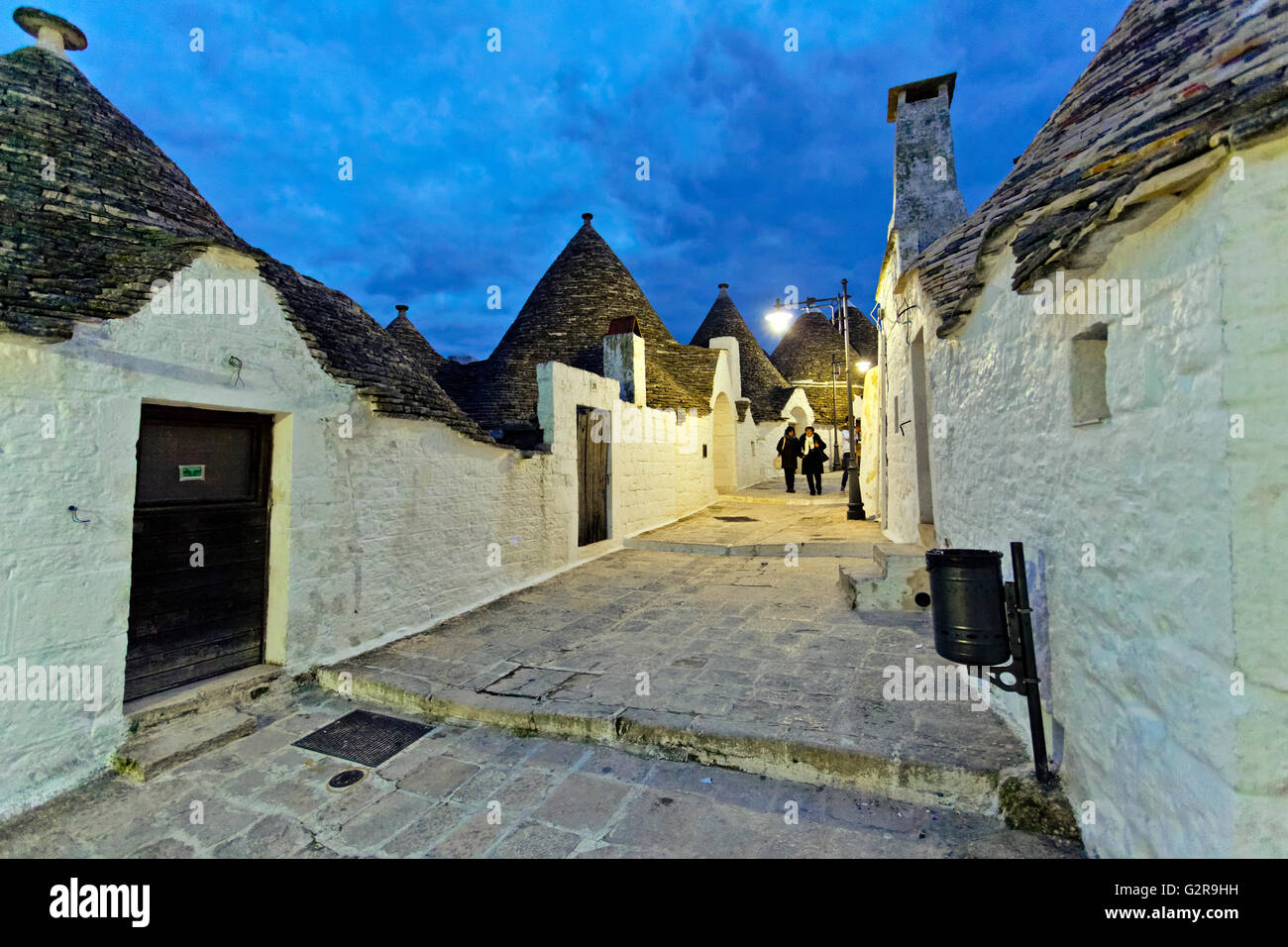 Trulli, des habitations en pierre traditionnelle des Pouilles avec toit ...