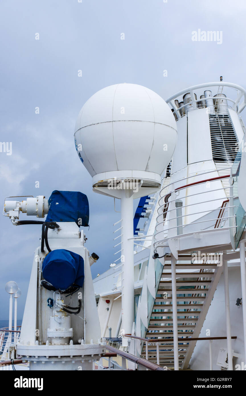 Dôme radar pour navire Banque de photographies et d’images à haute ...
