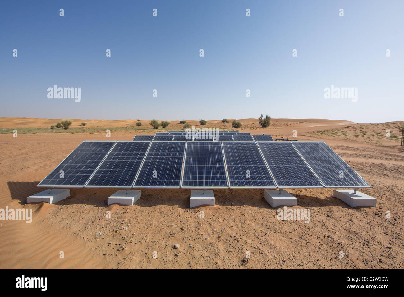 Solar panels desert Banque de photographies et d’images à haute ...