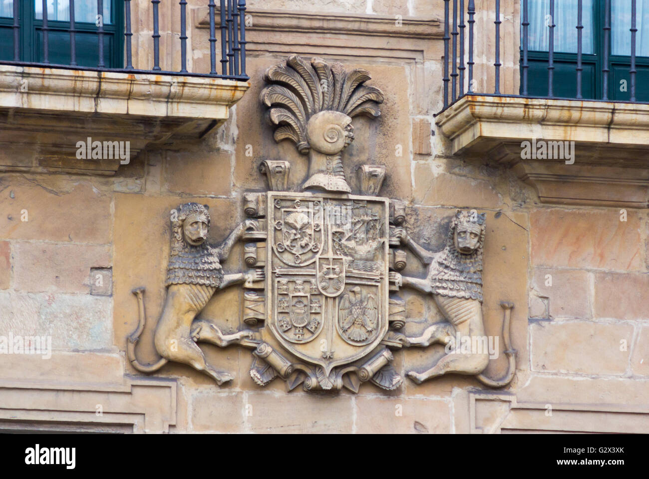 Carved stone coat of arms Banque de photographies et d’images à haute ...