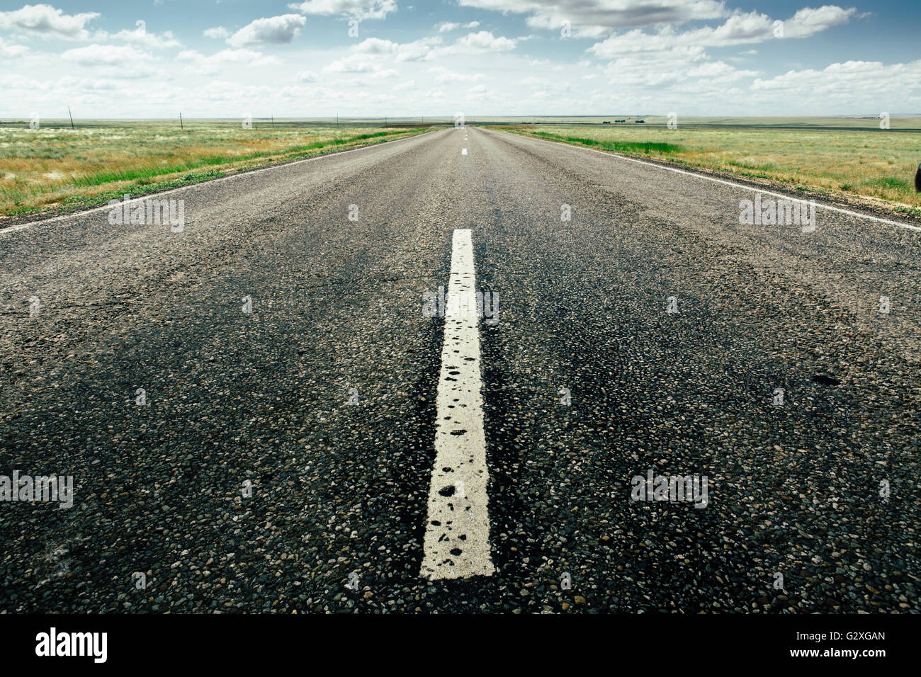 Route asphaltée avec un marquage de partir loin Photo Stock - Alamy