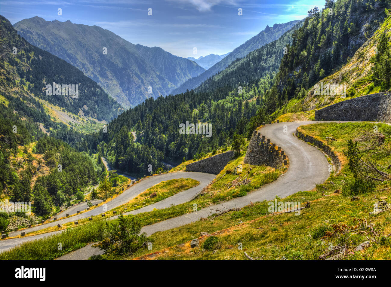 Route sinueuse dans les montagnes des Pyrénées - Route des Lacs Route ...
