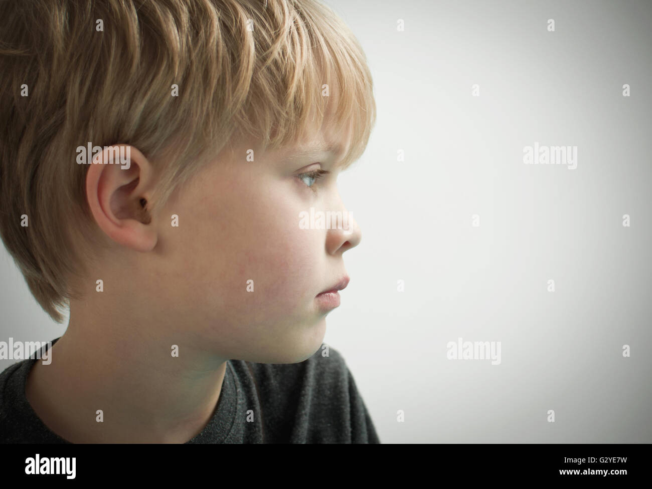 Inquiet enfant Banque de photographies et d’images à haute résolution ...