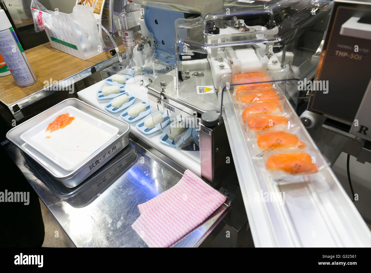 Une machine a sushi maker sur l affichage a l International Food Machinery Technology Exhibition FOOMA JAPAN 2016 a Tokyo Big Sight le 7 juin 2016 Tokyo Japon. FOOMA JAPAN presente les tout