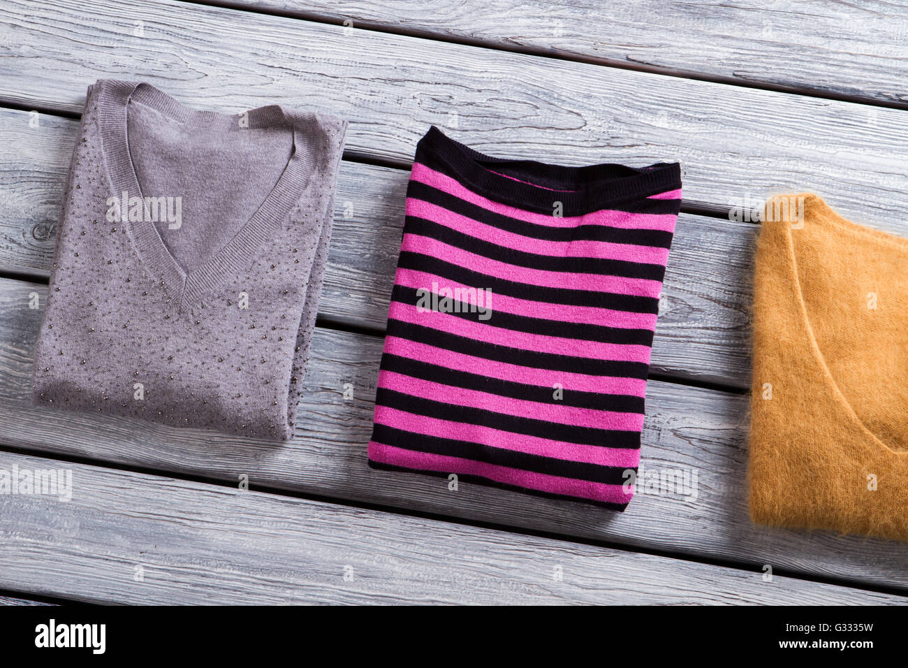 Pull à col en v noir Banque de photographies et d’images à haute ...