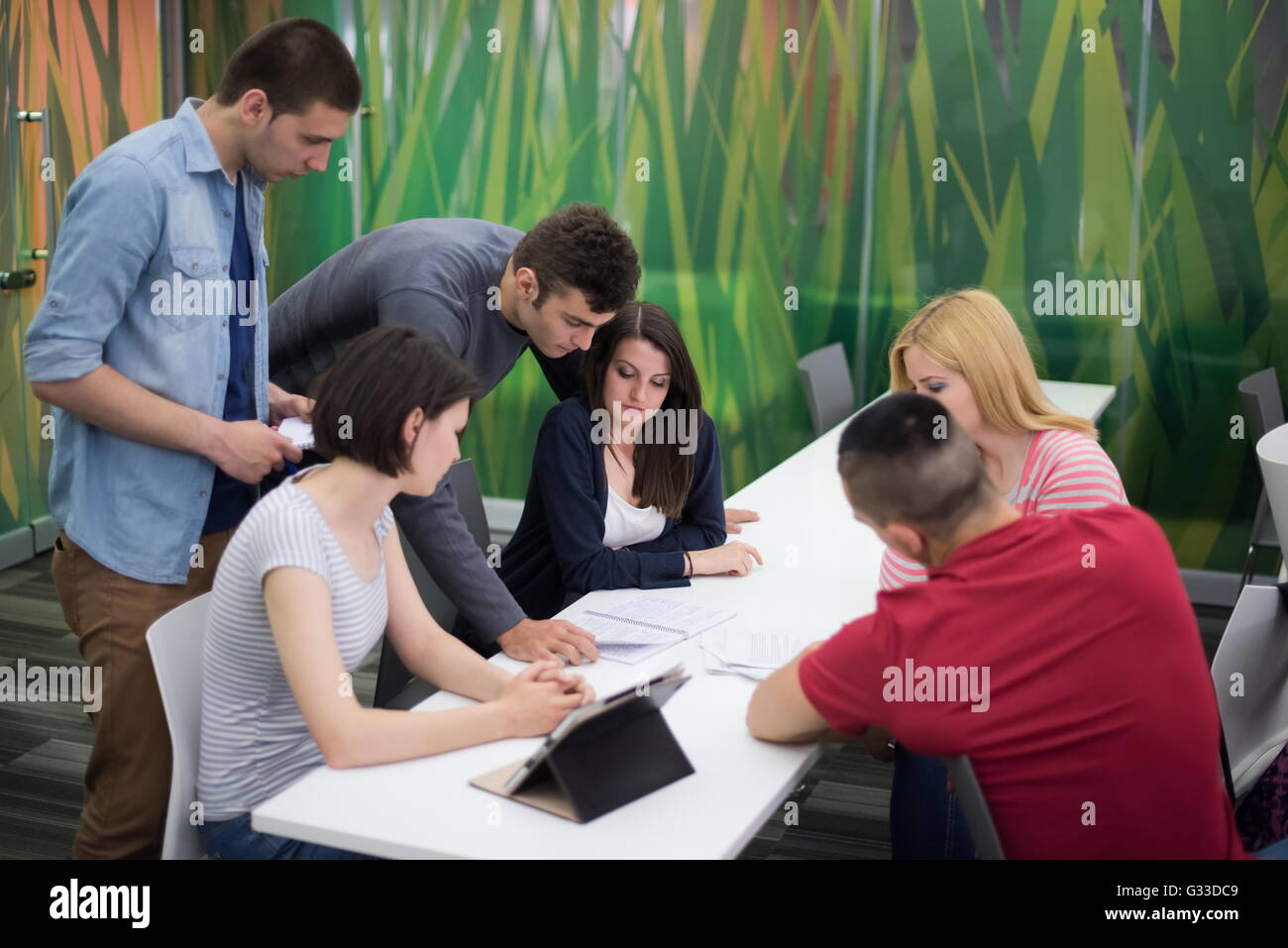 Étude du groupe des étudiants ensemble à l'école et de travailler ...