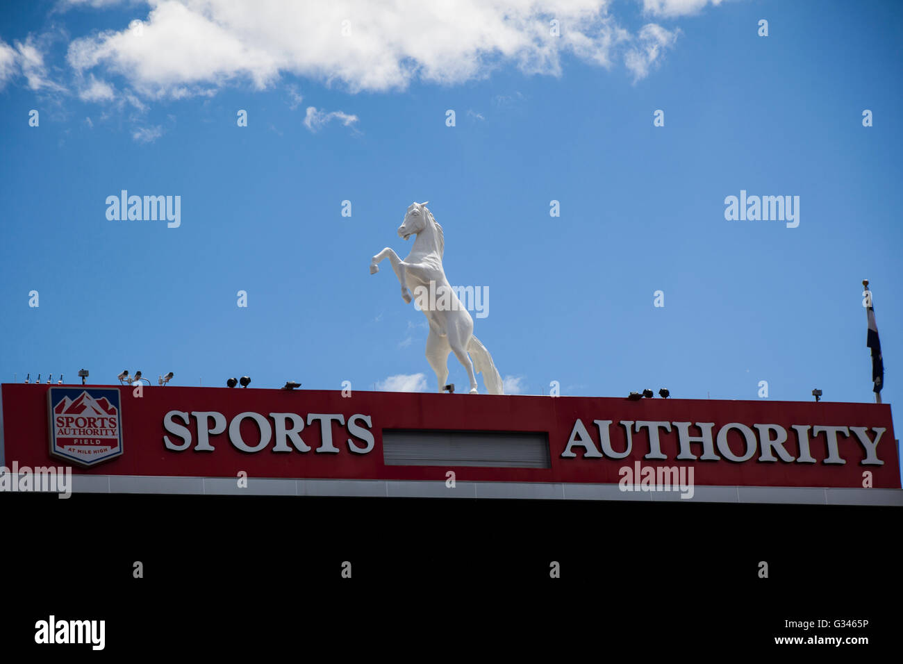 Bronco statue et Sports Authority entrée au vu de l'intérieur de Mile ...