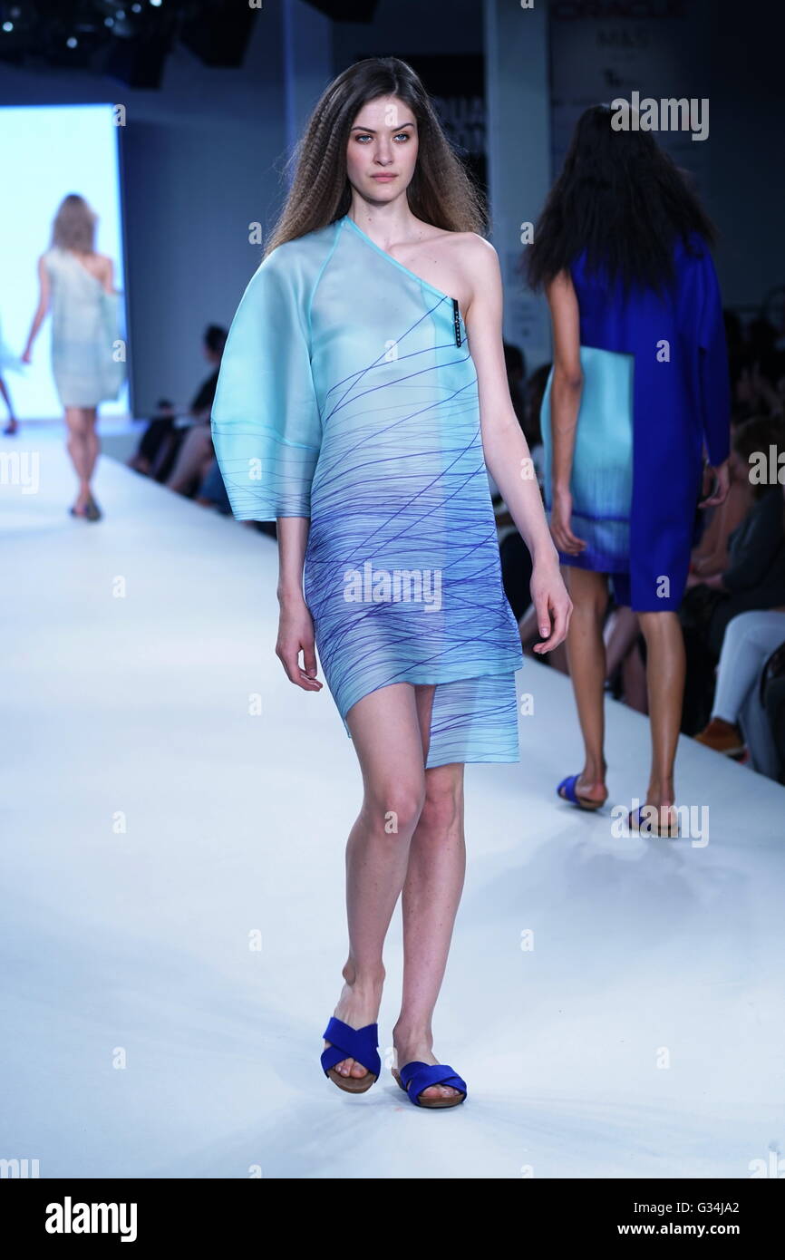 Londres, Royaume-Uni. 7 juin, 2016. Étudiant diplômé Chloe White met en ...