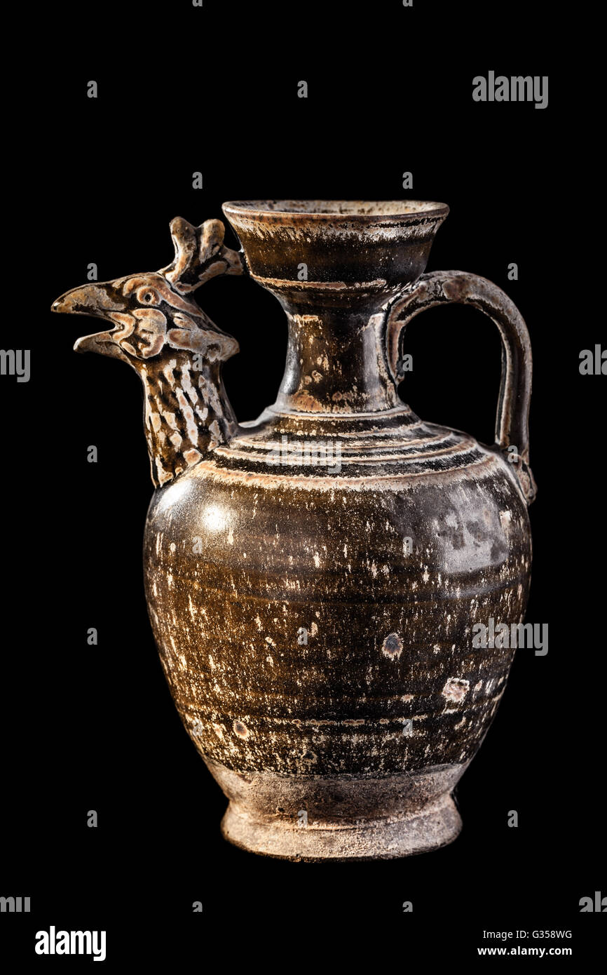 Ancienne poterie noire des Pouilles canosan pitcher isolé sur un fond ...