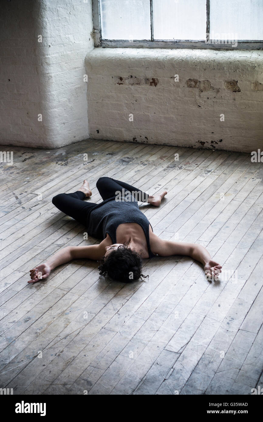 Le corps de la femme morte sur le sol par la fenêtre Photo Stock - Alamy