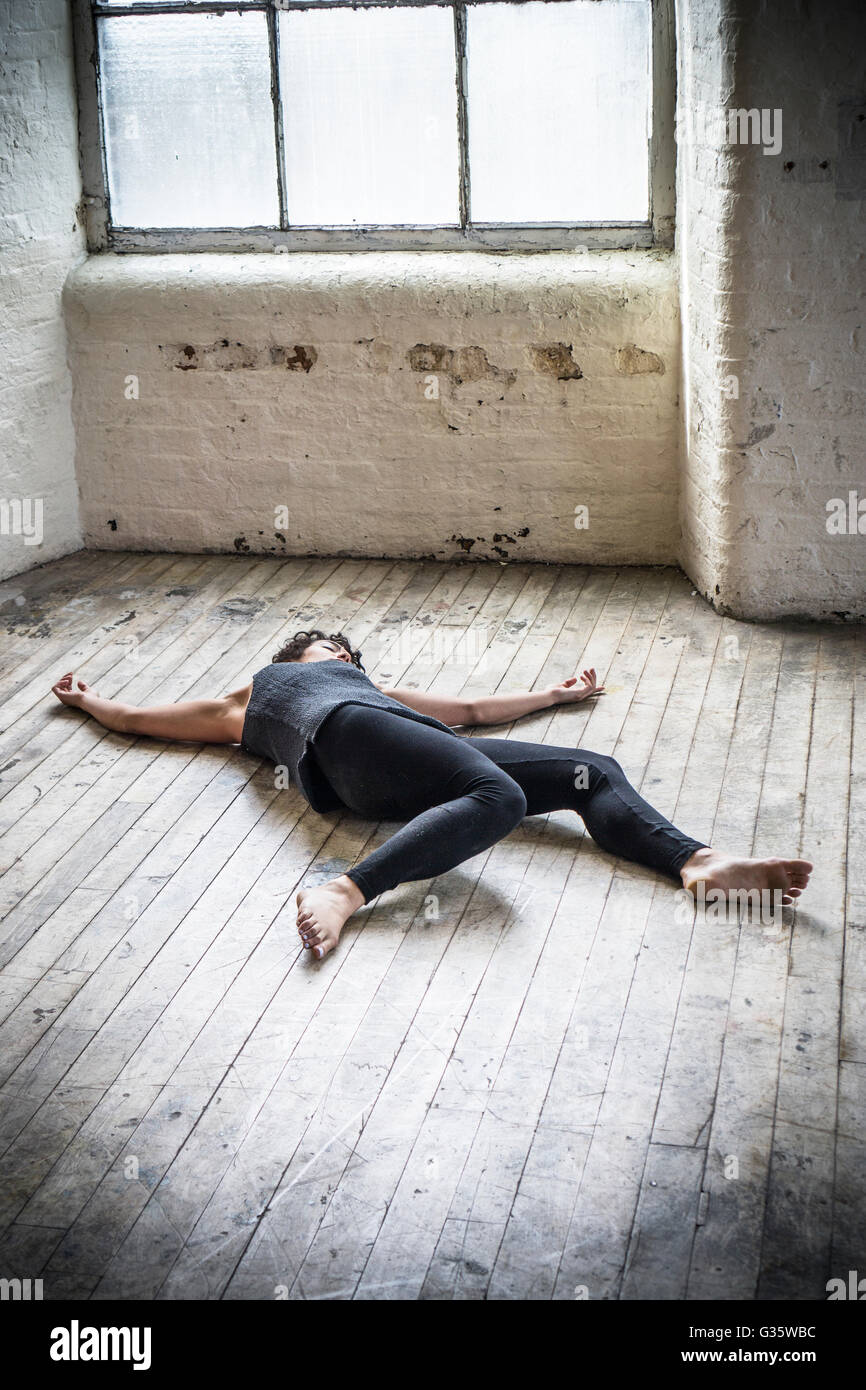 Le corps de la femme morte sur le sol par la fenêtre Photo Stock - Alamy