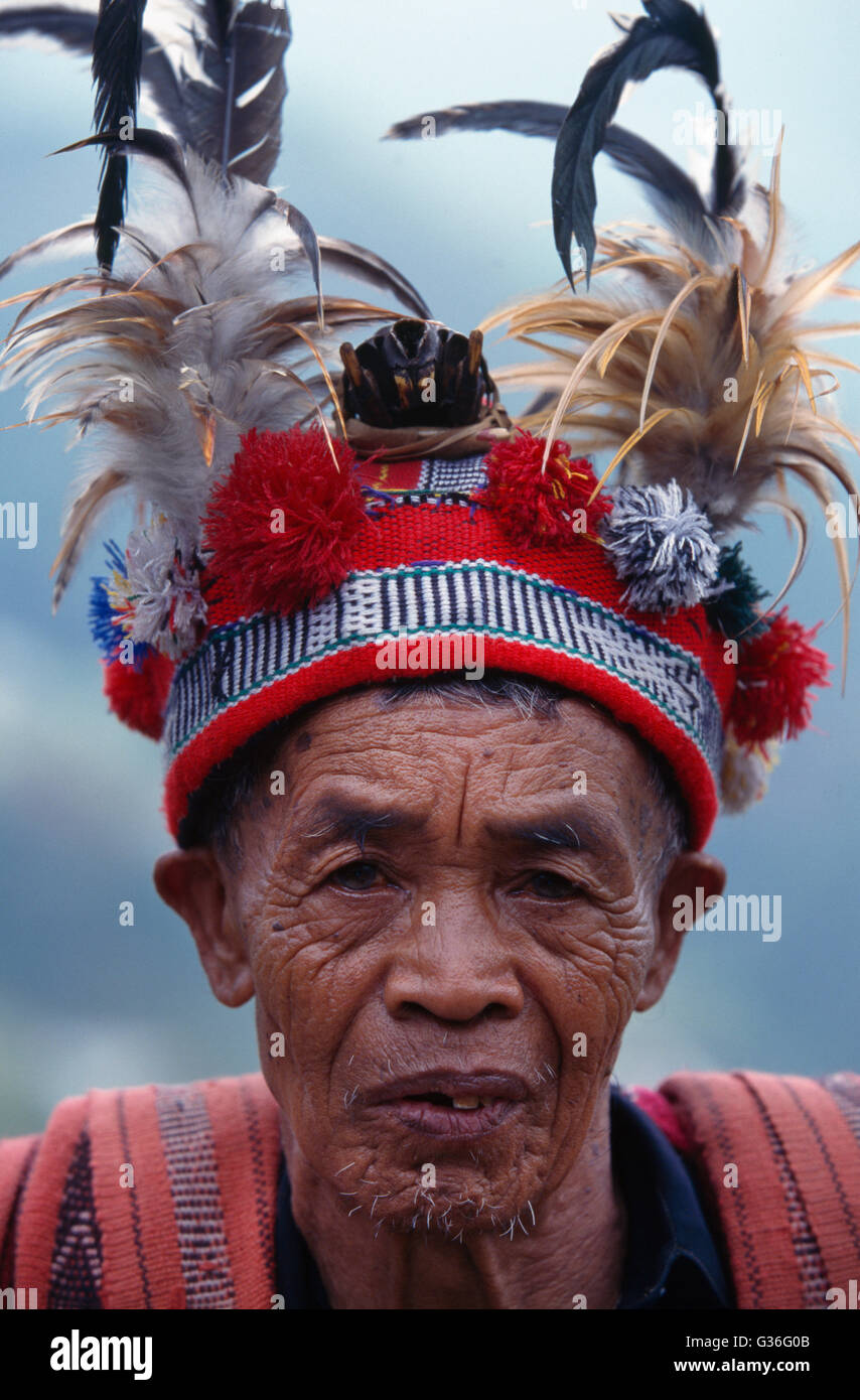 Old man with traditional outfit and headdress Banque de photographies ...