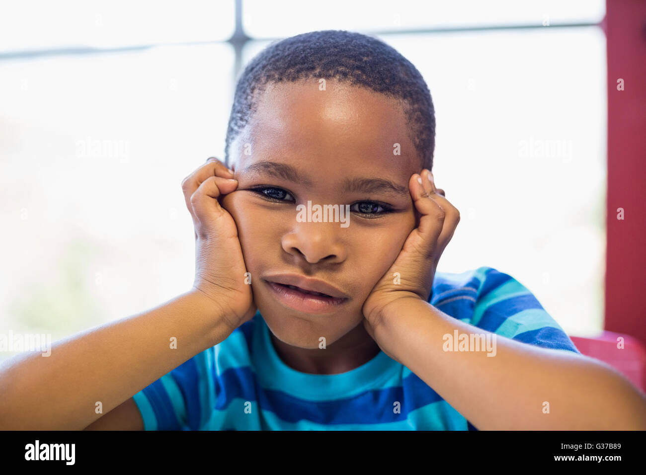 Upset boy Banque de photographies et d’images à haute résolution - Alamy