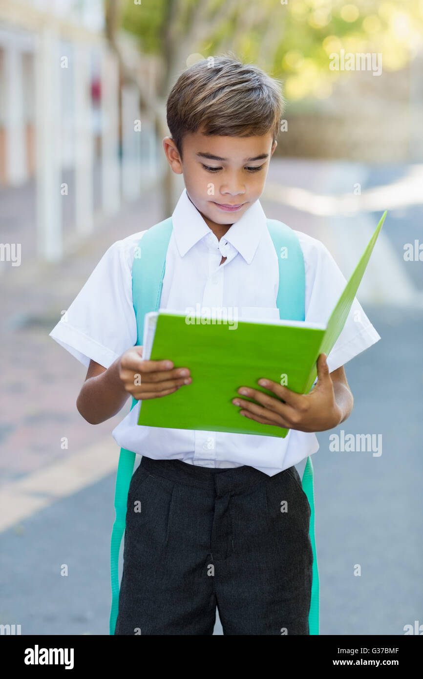 écolier avec livre Banque de photographies et d’images à haute ...