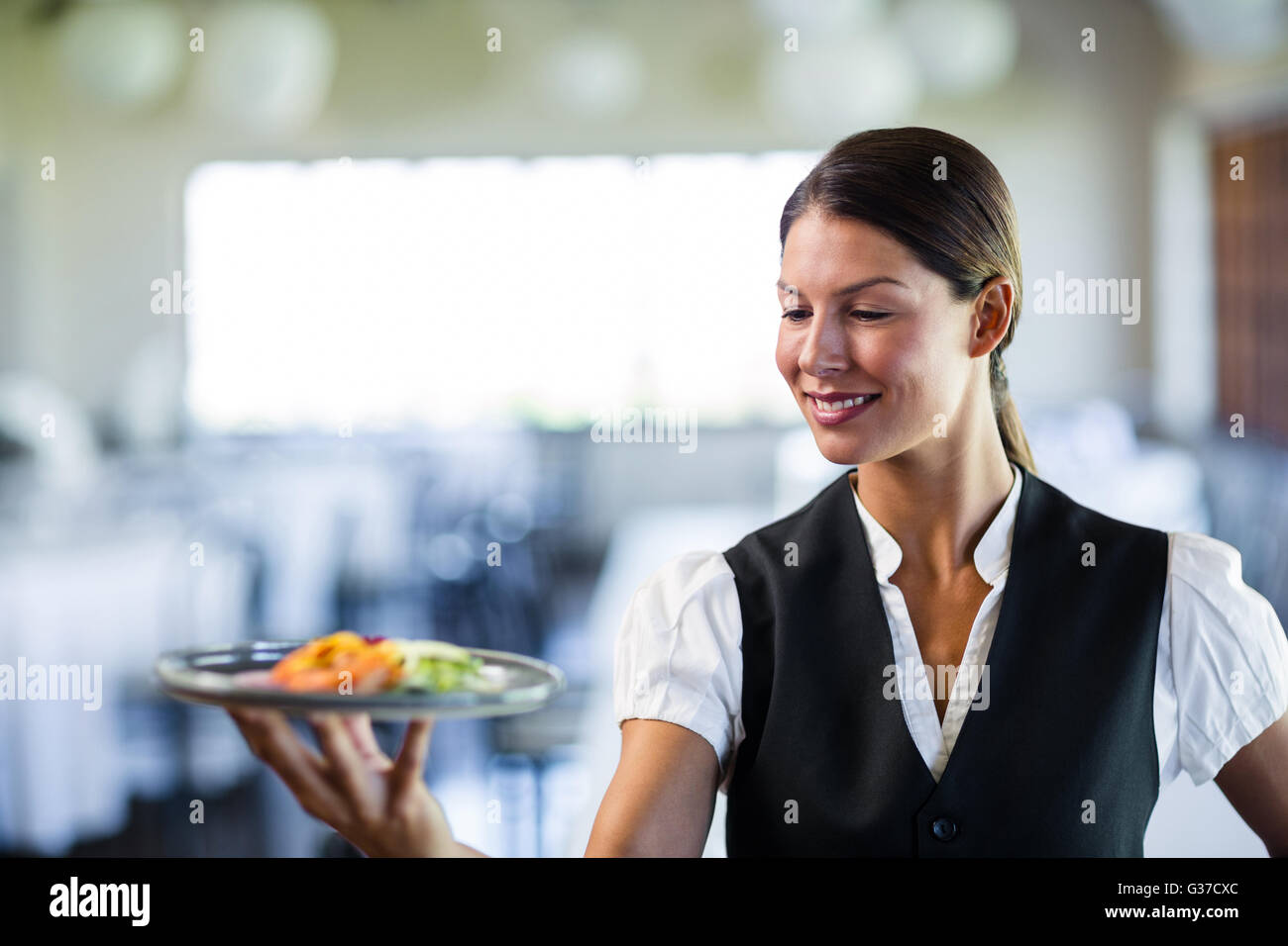 Serveuse dans un restaurant Banque de photographies et d’images à haute ...