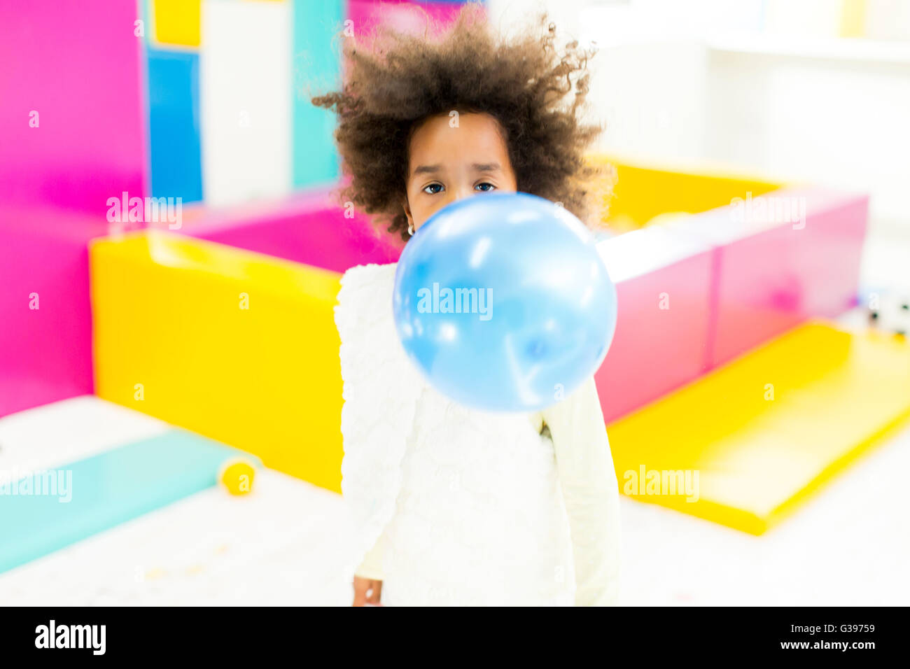 Fille gonfle ballon Banque de photographies et d’images à haute ...