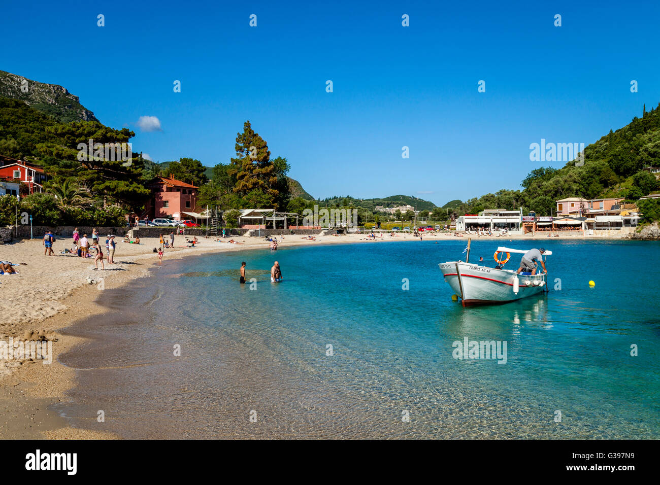 La plage de la station balnéaire de Paleokastritsa, Corfou (île), Grèce ...