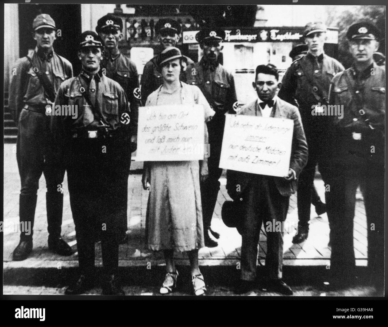 L'homme juif et allemand femme qui vivent ensemble. Des pancartes lire ...