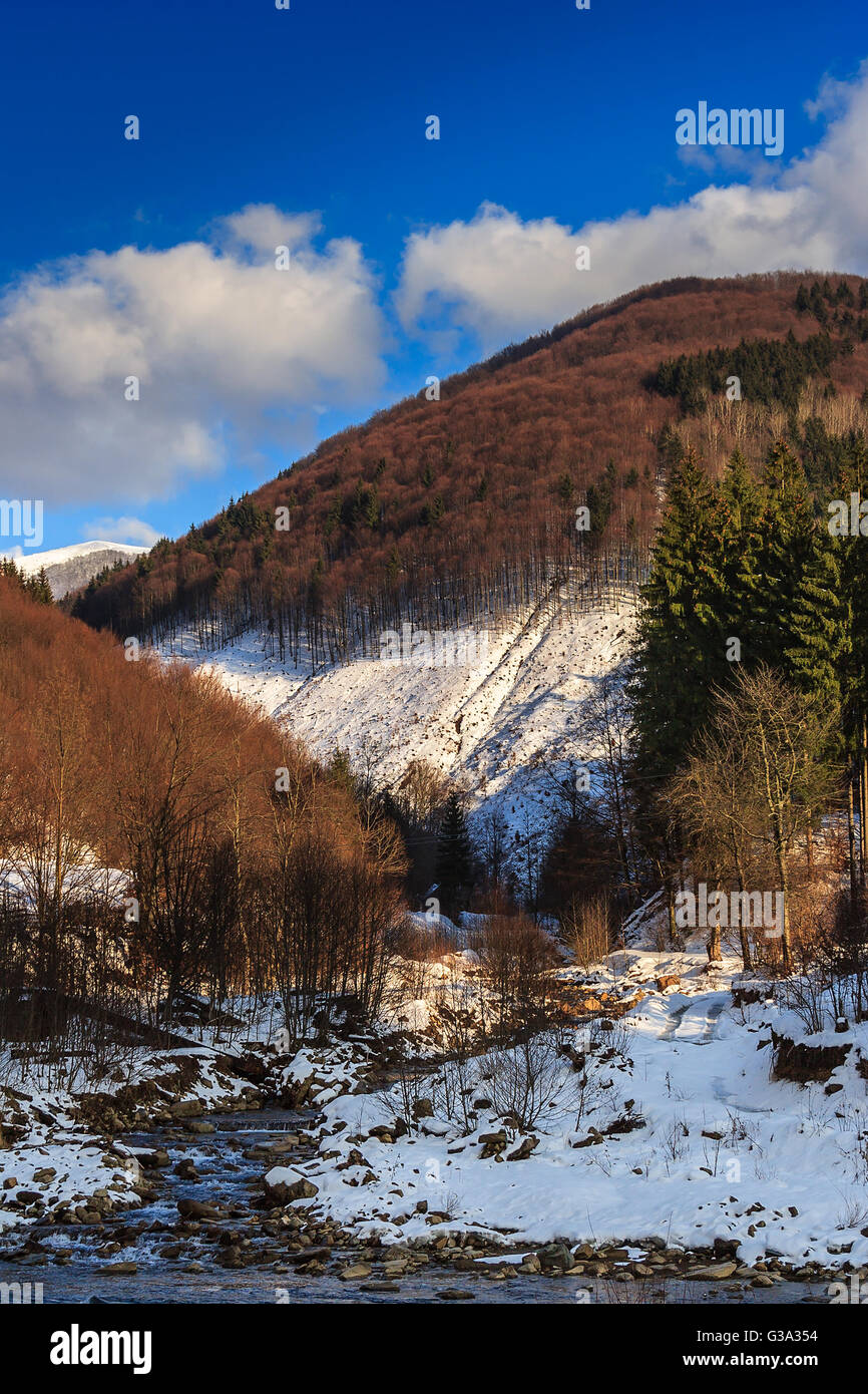 Paysage neige hiver ruisseau forêt Banque de photographies et d’images ...